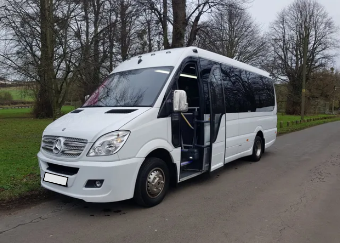 The advantages of hiring a Minibus for a Wedding in London
